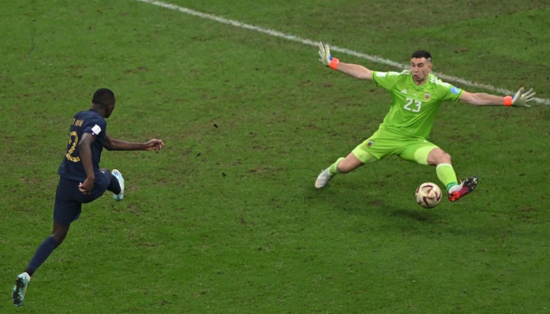 El show de Dibu Martínez ante Francia: atajada salvadora, bailecito y ...