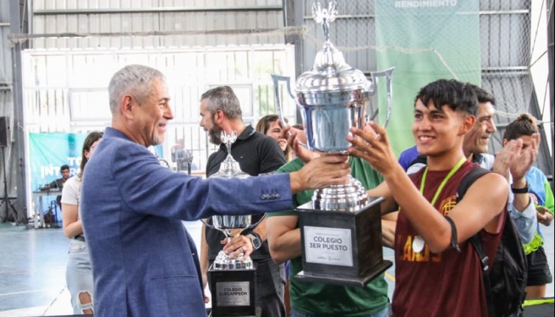 Ferraresi encabezó la entrega de premios del Torneo Intercolegiales de ...